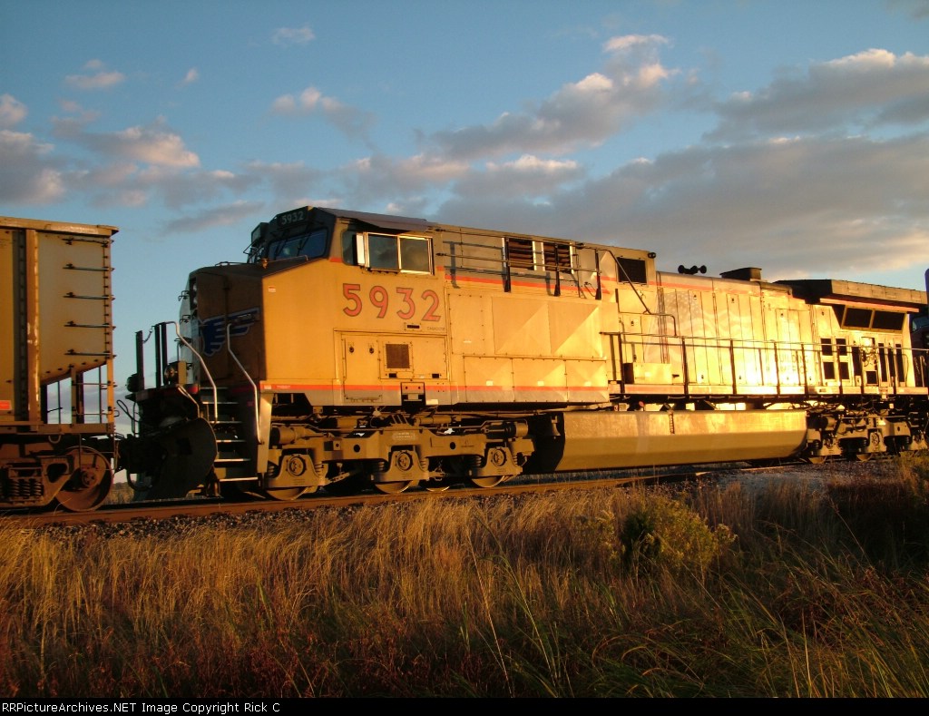 UP 5932 Catches the Sun WB